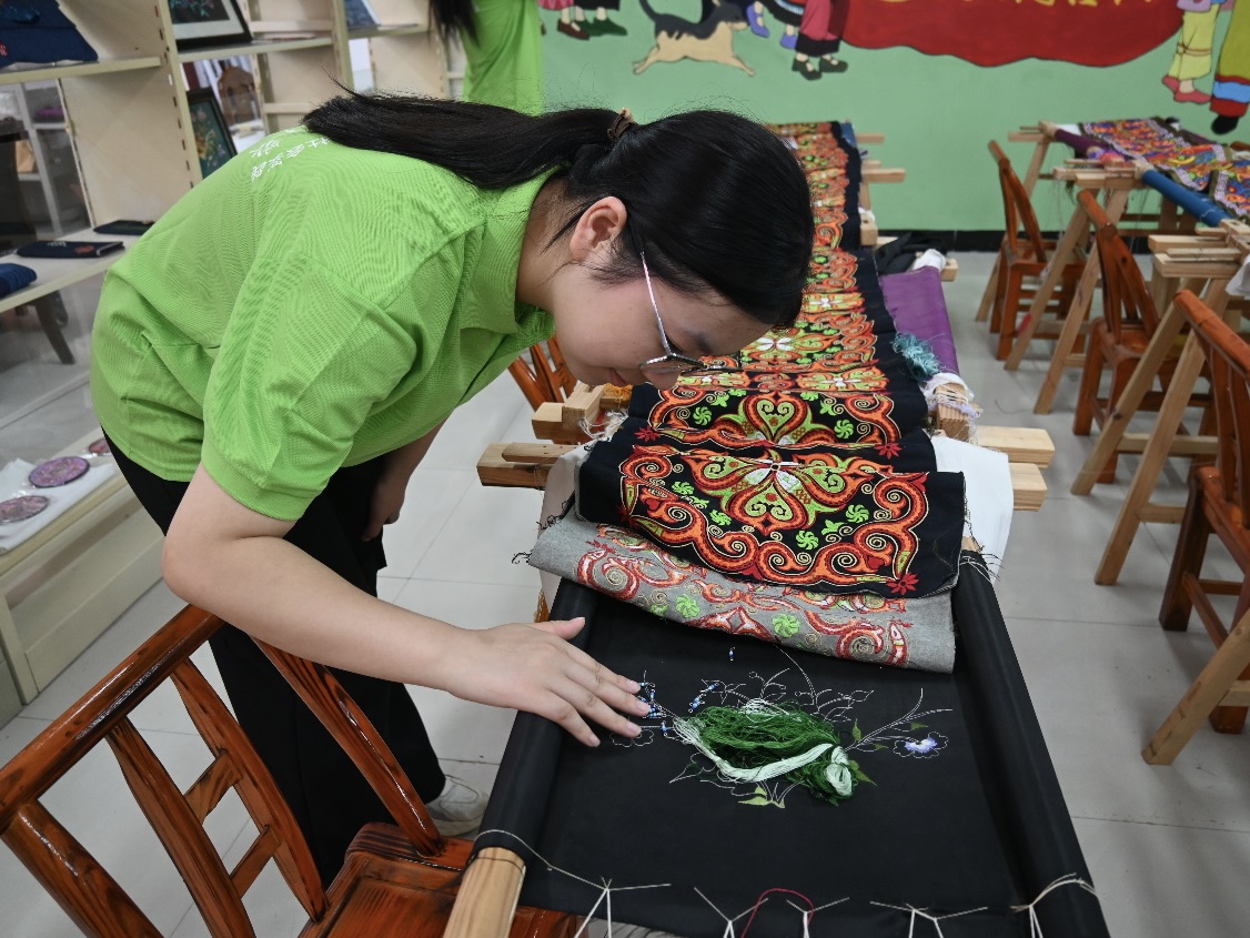 经济与贸易学院-三下乡专题|走进湖南省苗绣研究基地，焕发非遗苗绣新风采